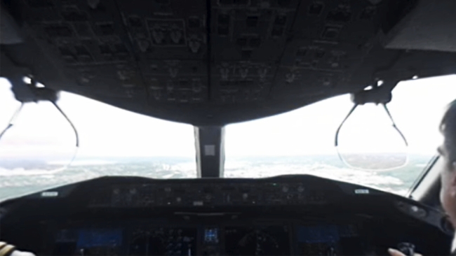 Boeing reveals 787 flight deck with 360 degree video