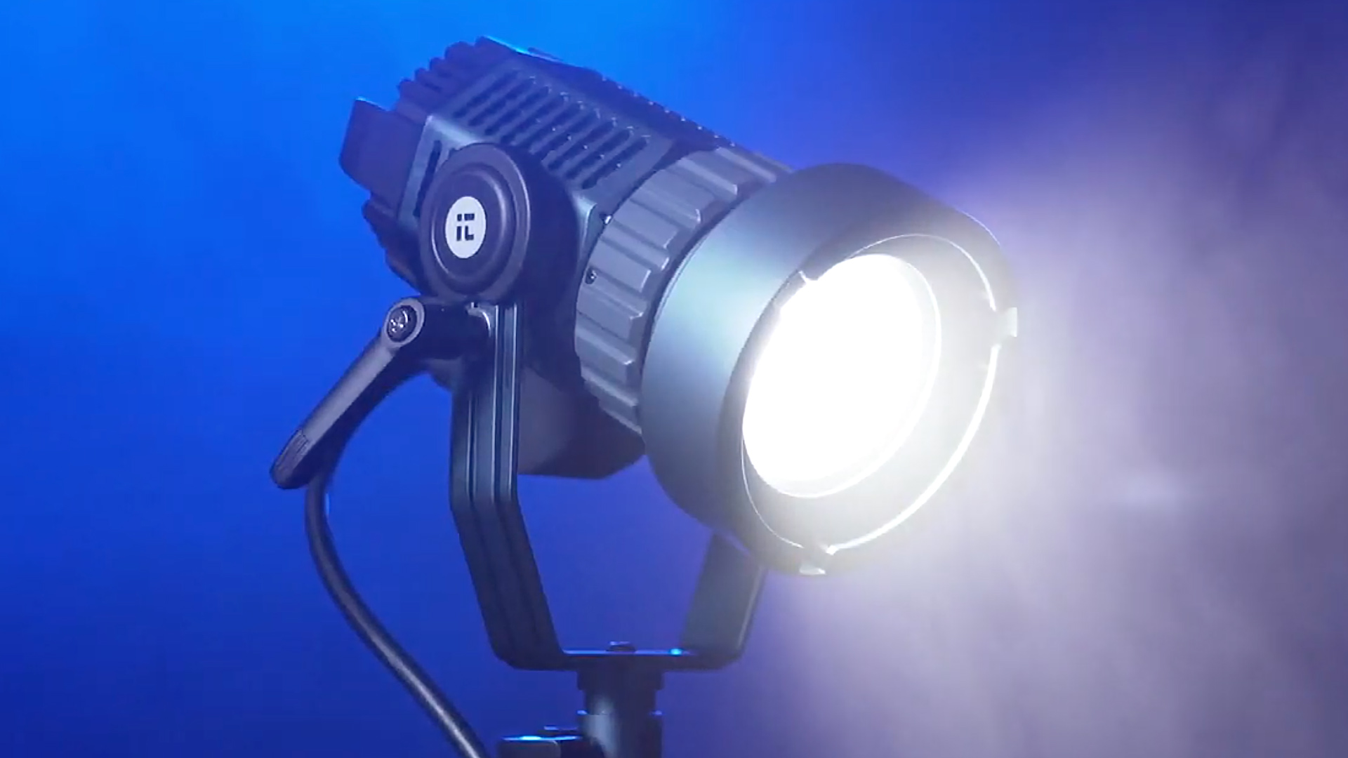 Light Cannon X-100: The first bi-colour focusable COB LED light